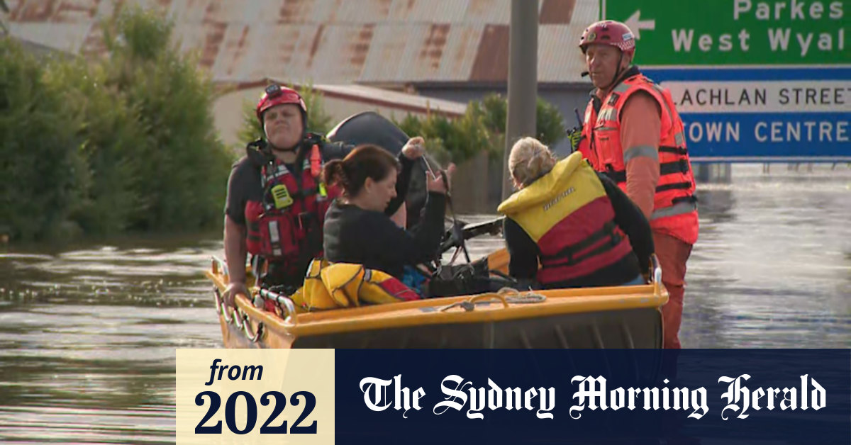 Video Forbes Residents Evacuate Cbd By Boat